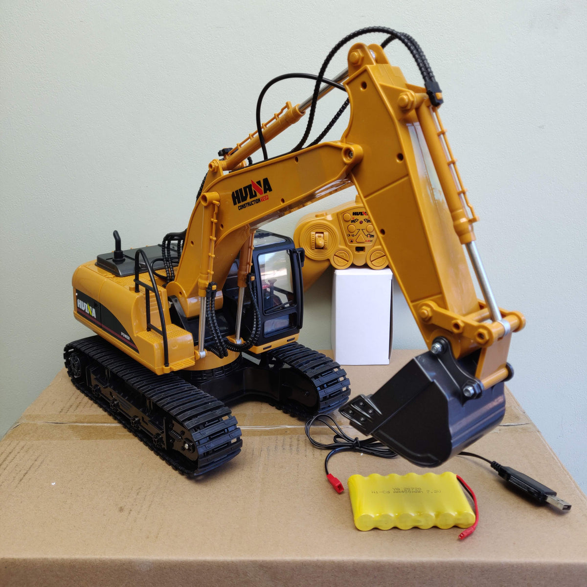 Remote control digger (1:14) – Supermenu